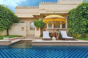 Quarto premier (City Palace View, Semi-Private Pool) | Roupas de cama premium, frigobar, cofres nos quartos, escrivaninha