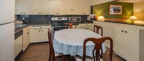 Quarto Duplo, 2 camas queen-size, kitchenette | Cozinha privada | Um frigorífico, um micro-ondas, uma cafeteira/bule