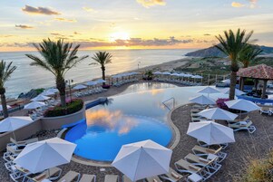 6 piscinas exteriores, guarda-sóis, espreguiçadeiras