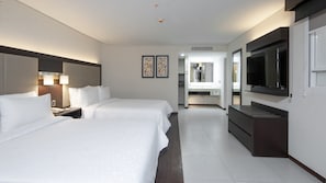 Quarto Standard, 2 camas queen-size | Roupa de alta qualidade, cofre com capacidade para portátil, secretária 