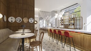 Uma área de bar moderna com balcão de madeira, banquetas vermelhas e vista para a cidade através de grandes janelas.