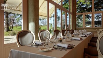 Almoços, jantares servidos, cozinha italiana, com vista para o jardim 