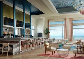 2 bares/lounges, 2 bares junto à piscina 