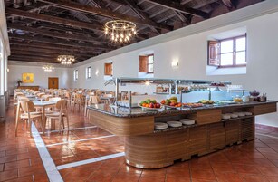 Pequenos-almoços, almoços, jantares servidos, cozinha regional 