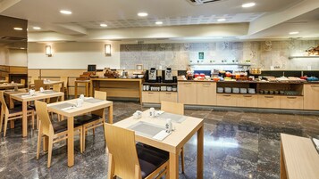 Pequeno-almoço tipo buffet diário mediante uma taxa 