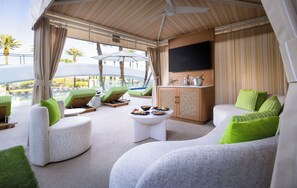 Piscina exterior, toldos (sobretaxa), guarda-sóis 