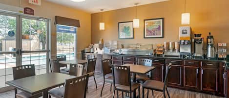 Café da manhã com buffet grátis todos os dias