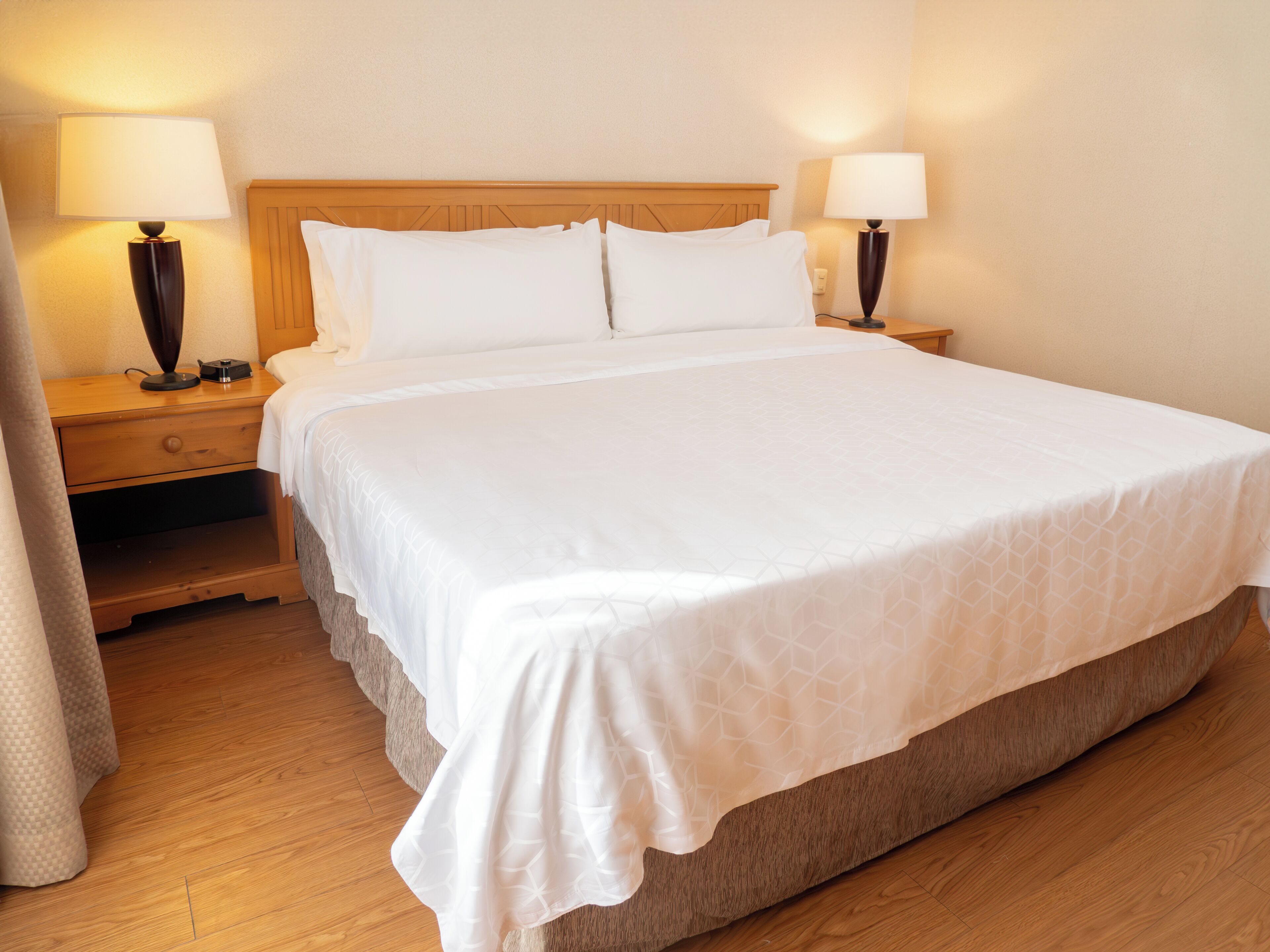 Suite, 1 cama king-size | Cofre no quarto, secretária, ferro/tábua de engomar 