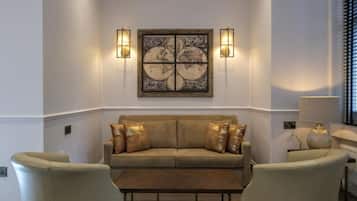 Two Bedroom, two Bathroom Apartment | Sala de estar | Televisor de ecrã plano de 42 polegadas com canais por cabo