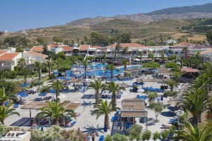 Piscina interna, piscina externa sazonal, guarda-sóis, espreguiçadeiras