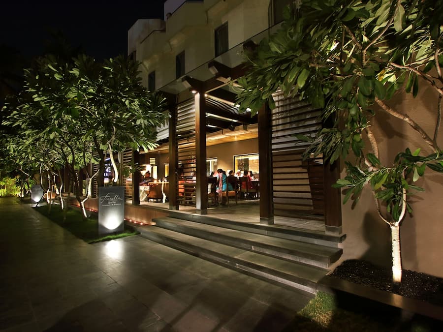 Fachada do alojamento (tarde/noite)