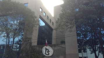 Um edifício com uma placa indicando
