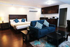 Estúdio superluxo | Cofres nos quartos, individualmente mobiliados, escrivaninha