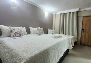 Quarto triplo standard | Roupas de cama antialérgicas, cofres nos quartos, escrivaninha