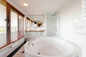 Cobertura, 1 cama King | Banheiro | Produtos de toalete grátis, secador de cabelo, toalhas de banho 
