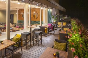 Pequenos-almoços, almoços, jantares servidos, cozinha internacional 