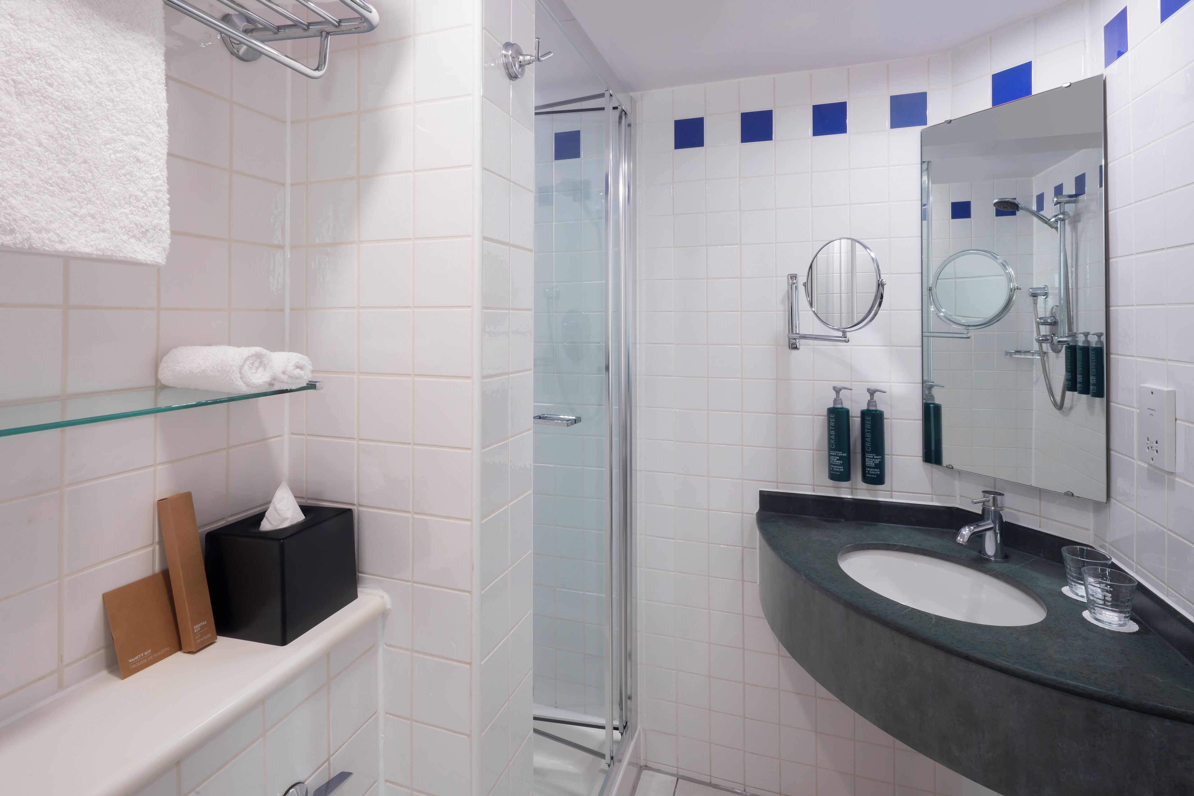 Um polibã, produtos de higiene exclusivos, um secador de cabelo 