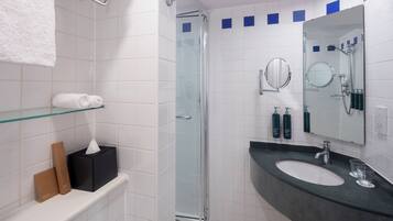 Um polibã, produtos de higiene exclusivos, um secador de cabelo