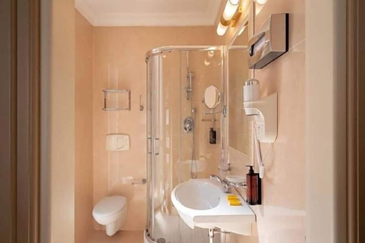 Casa de banho | Um polibã, um secador de cabelo, chinelos, um bidé