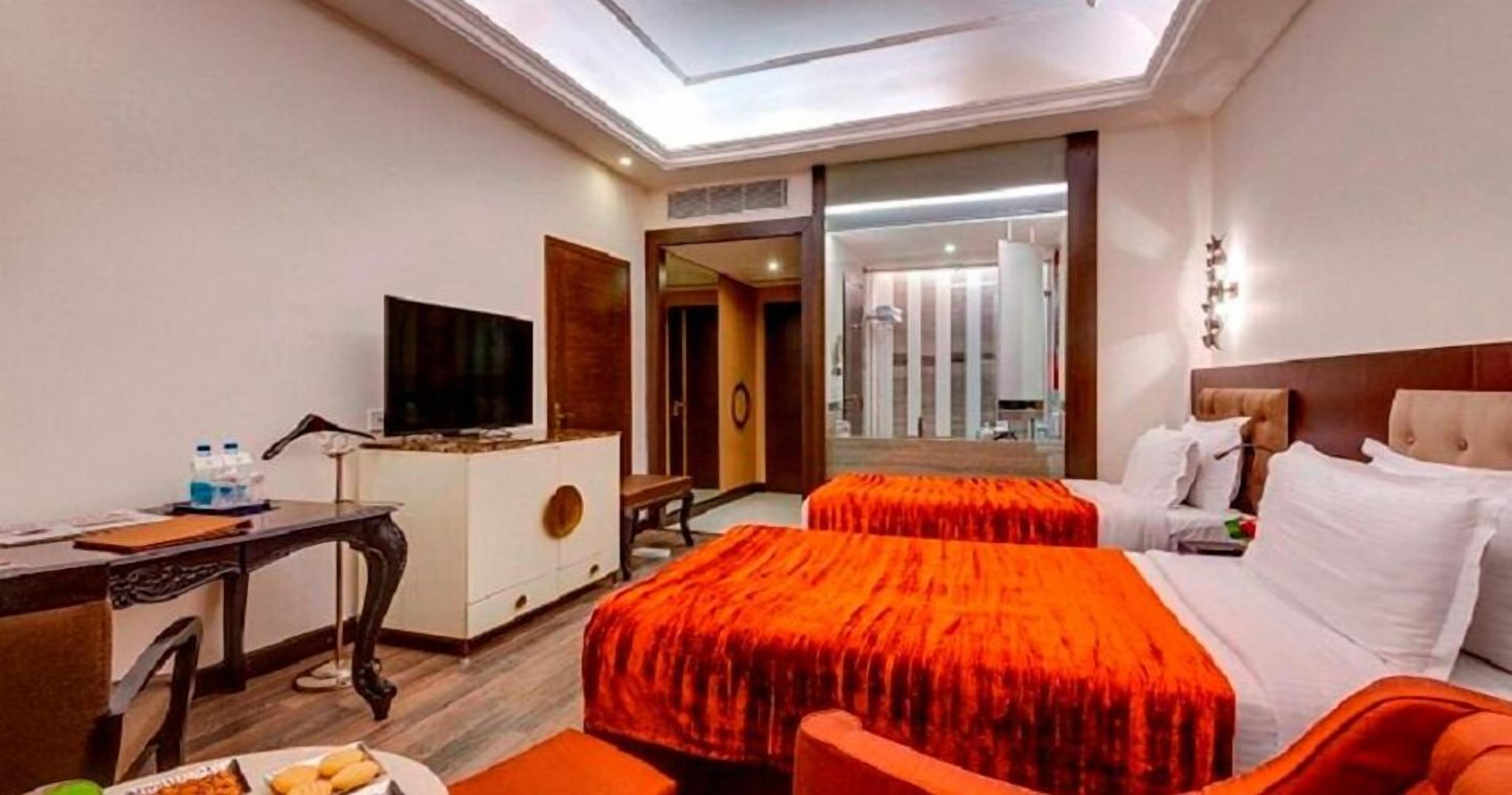 Edredons de pluma, camas Select Comfort, frigobar, cofres nos quartos