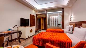 Edredons de pluma, camas Select Comfort, frigobar, cofres nos quartos