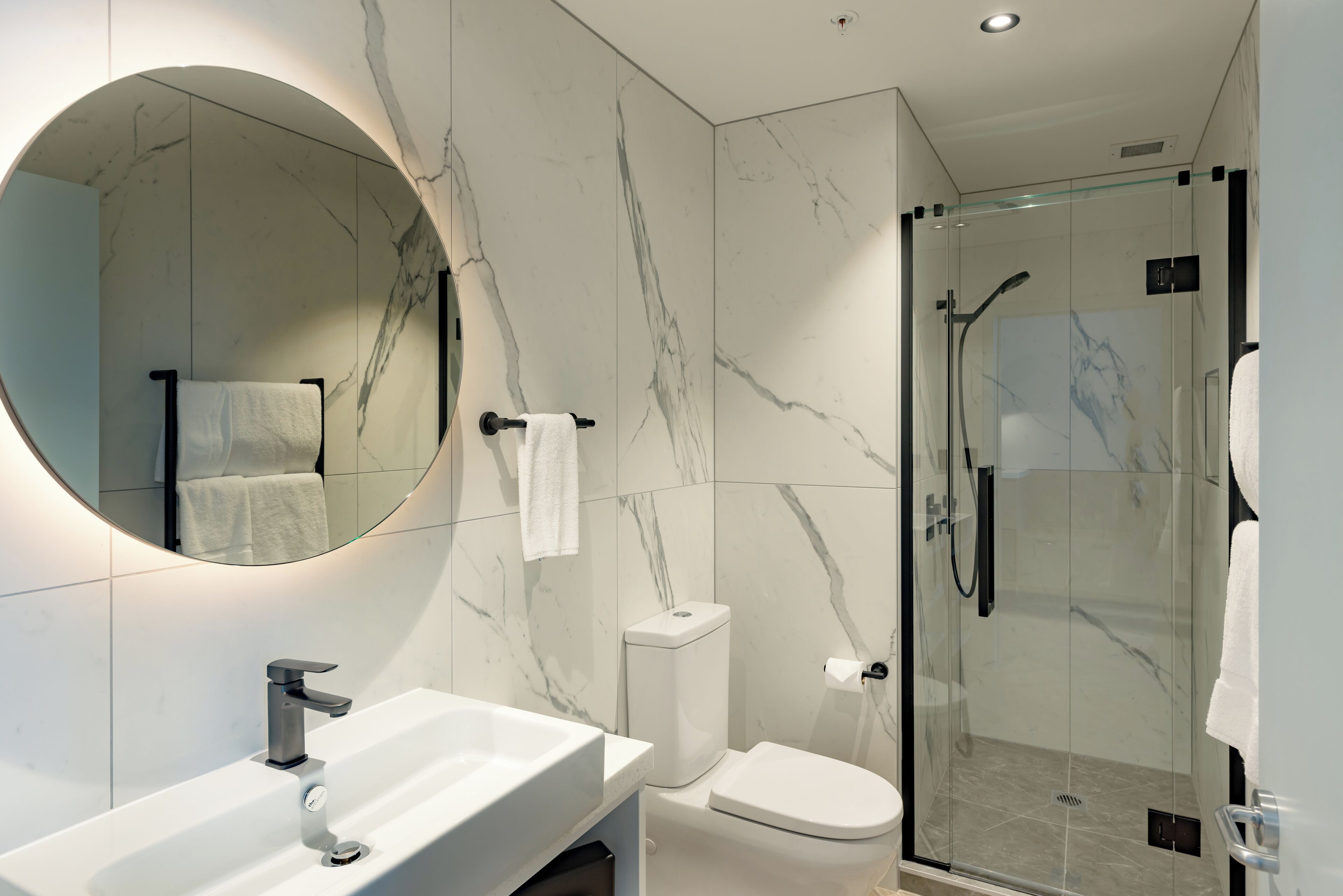 Suite Júnior, 1 cama king-size | Casa de banho | Um polibã, artigos de higiene pessoal grátis, um secador de cabelo 