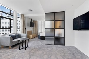 Suíte estúdio executiva, 1 cama King | Área de estar | TV 40 polegadas com canais via satélite