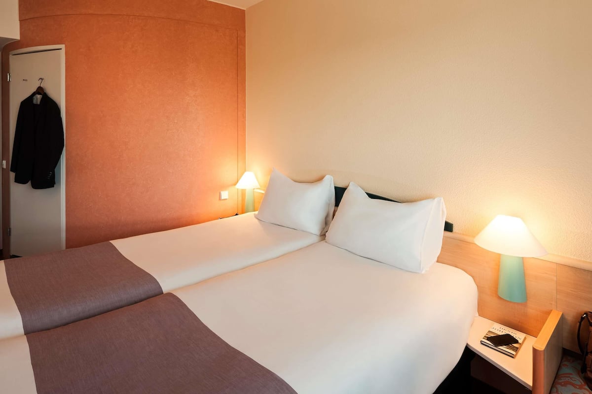 Quarto standard, 2 camas de solteiro | Cofres nos quartos, escrivaninha, cortinas blackout