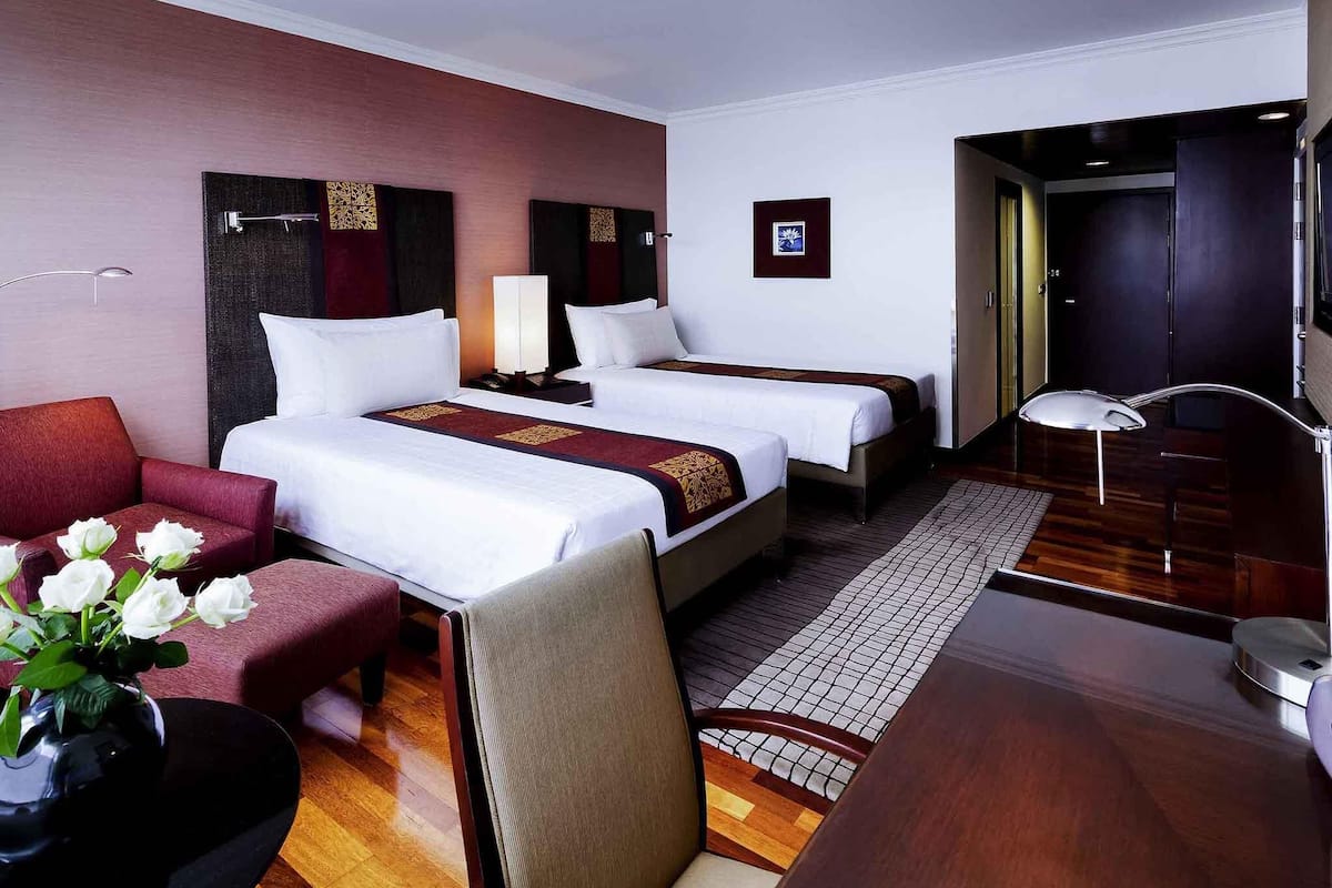 Quarto Twin Deluxe, 2 camas individuais (Premium - High Floor) | Roupa de alta qualidade, cofre no quarto, secretária