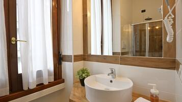 Um polibã, artigos de higiene pessoal grátis, um secador de cabelo