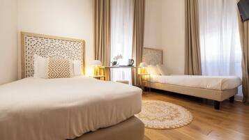 Quarto Twin | Cofre no quarto, secretária, Wi-fi grátis, roupa de cama fornecida