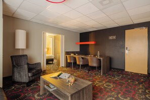 Suite, 1 cama de casal ( Extra Bed possible) | Roupa de alta qualidade, cofre no quarto, secretária 