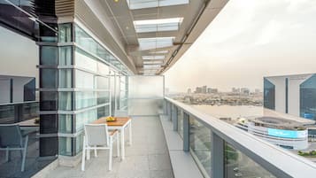 Golden Creekside with Balcony | Vista do quarto