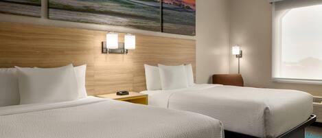 Quarto, 2 camas queen-size, não fumadores | Cofre no quarto, quartos insonorizados, ferro/tábua de engomar