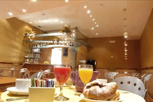 Pequeno-almoço continental diário mediante uma taxa