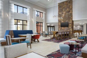 Café da manhã com buffet grátis todos os dias