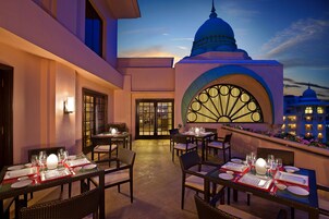4 restaurantes: servem pequenos-almoços, almoços, jantares e brunches