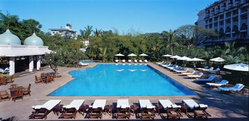 Piscina exterior, guarda-sóis, espreguiçadeiras 