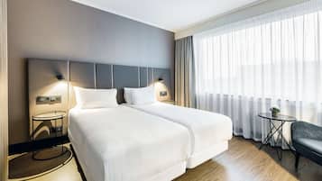1 quarto, frigobar, cofres nos quartos, escrivaninha