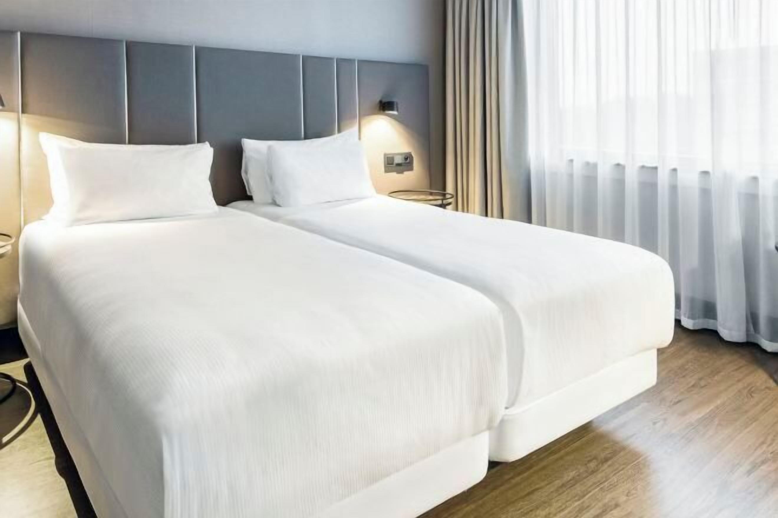 Frigobar, cofres nos quartos, escrivaninha, quartos à prova de som