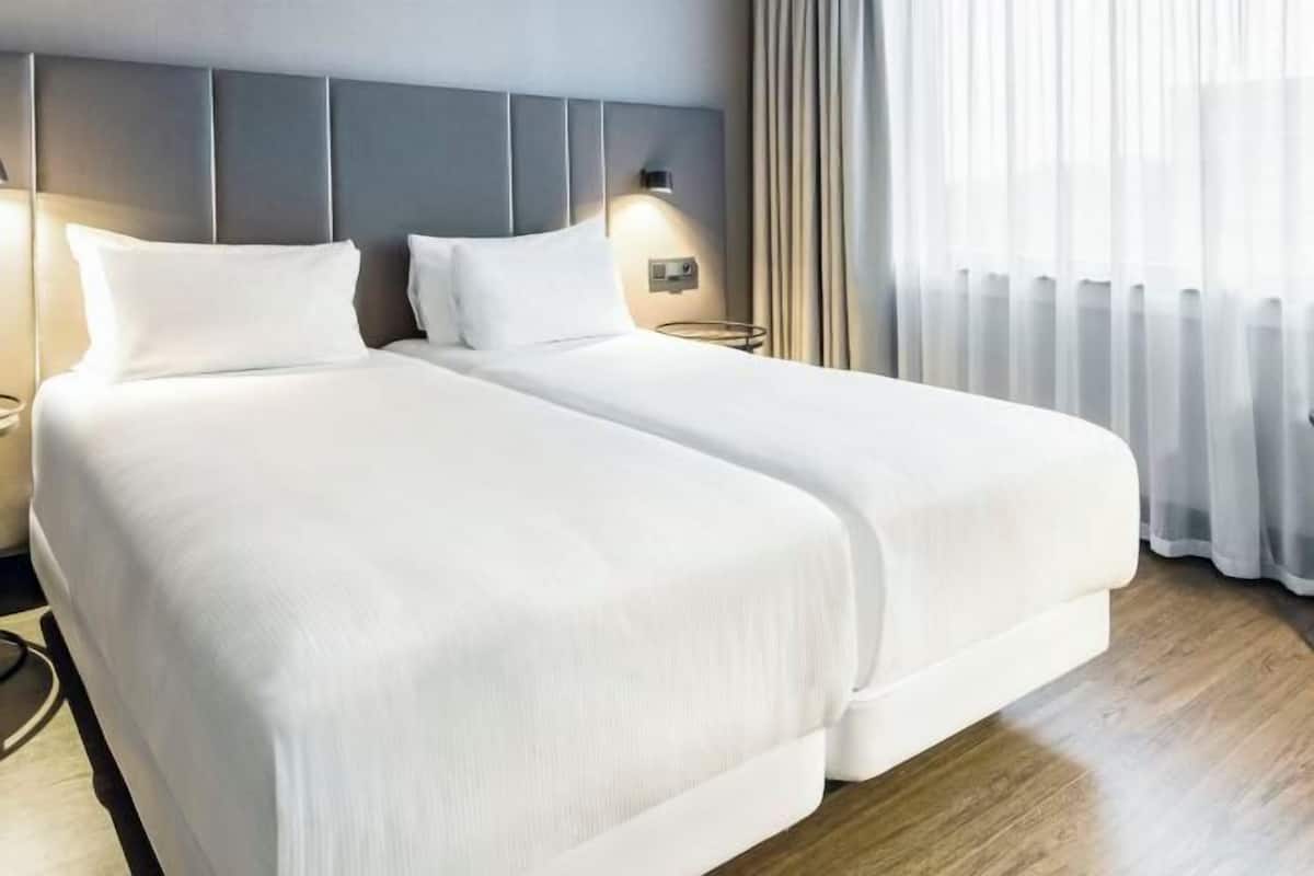 Frigobar, cofres nos quartos, escrivaninha, quartos à prova de som