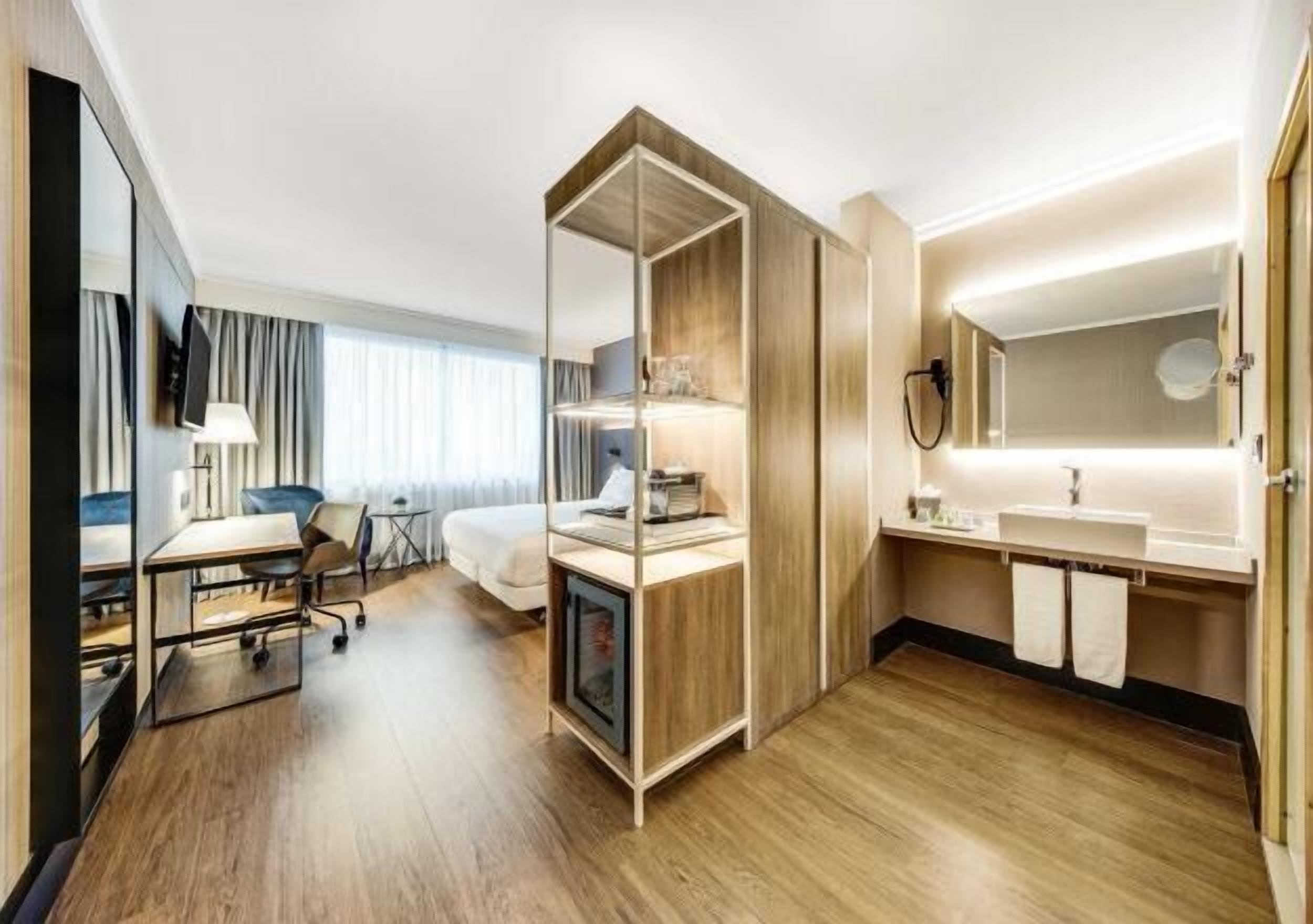 Frigobar, cofres nos quartos, escrivaninha, quartos à prova de som