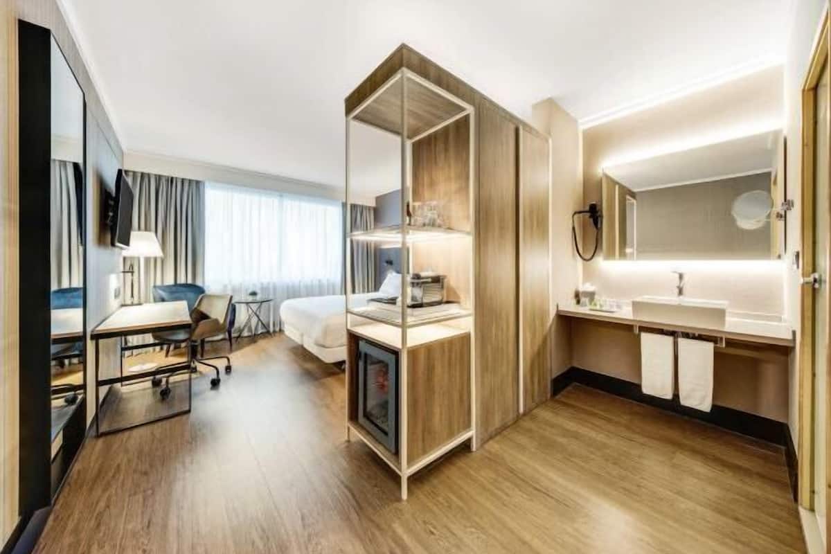 Frigobar, cofres nos quartos, escrivaninha, quartos à prova de som