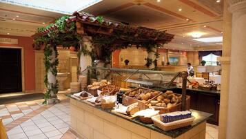 Pequeno-almoço tipo buffet diário (27 EUR por pessoa)