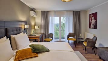 Quarto Superior, 1 cama de casal ou 2 camas individuais | Roupa de alta qualidade, minibar, cofre no quarto, secretária