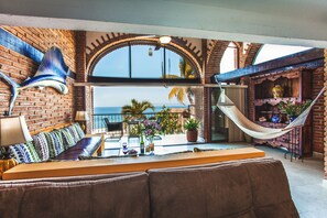 Condo luxo, 2 quartos, sacada, ao lado da praia | Roupas de cama antialérgicas, cofres nos quartos