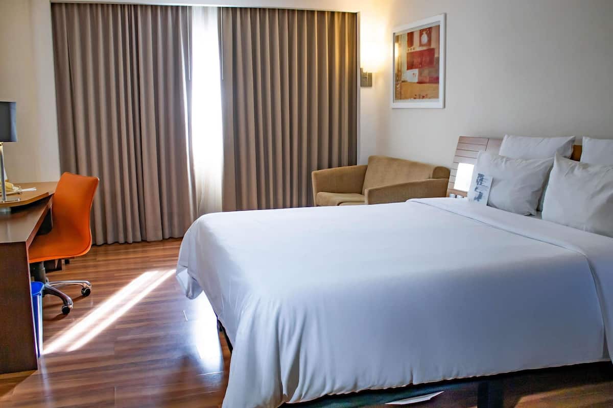 Quarto executivo, 1 cama de casal | Cofres nos quartos, escrivaninha, espaço de trabalho para notebook