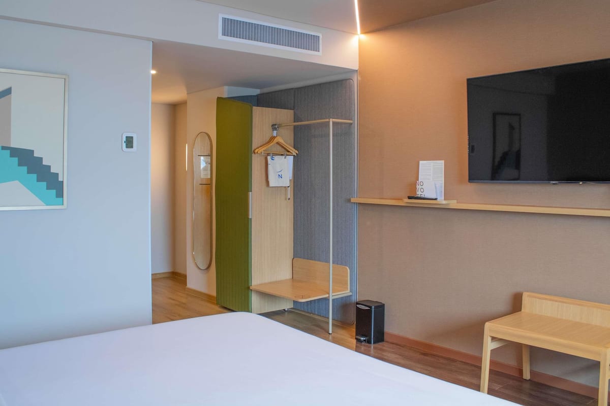 Quarto superior, 1 cama King, acessível | Cofres nos quartos, escrivaninha, espaço de trabalho para notebook