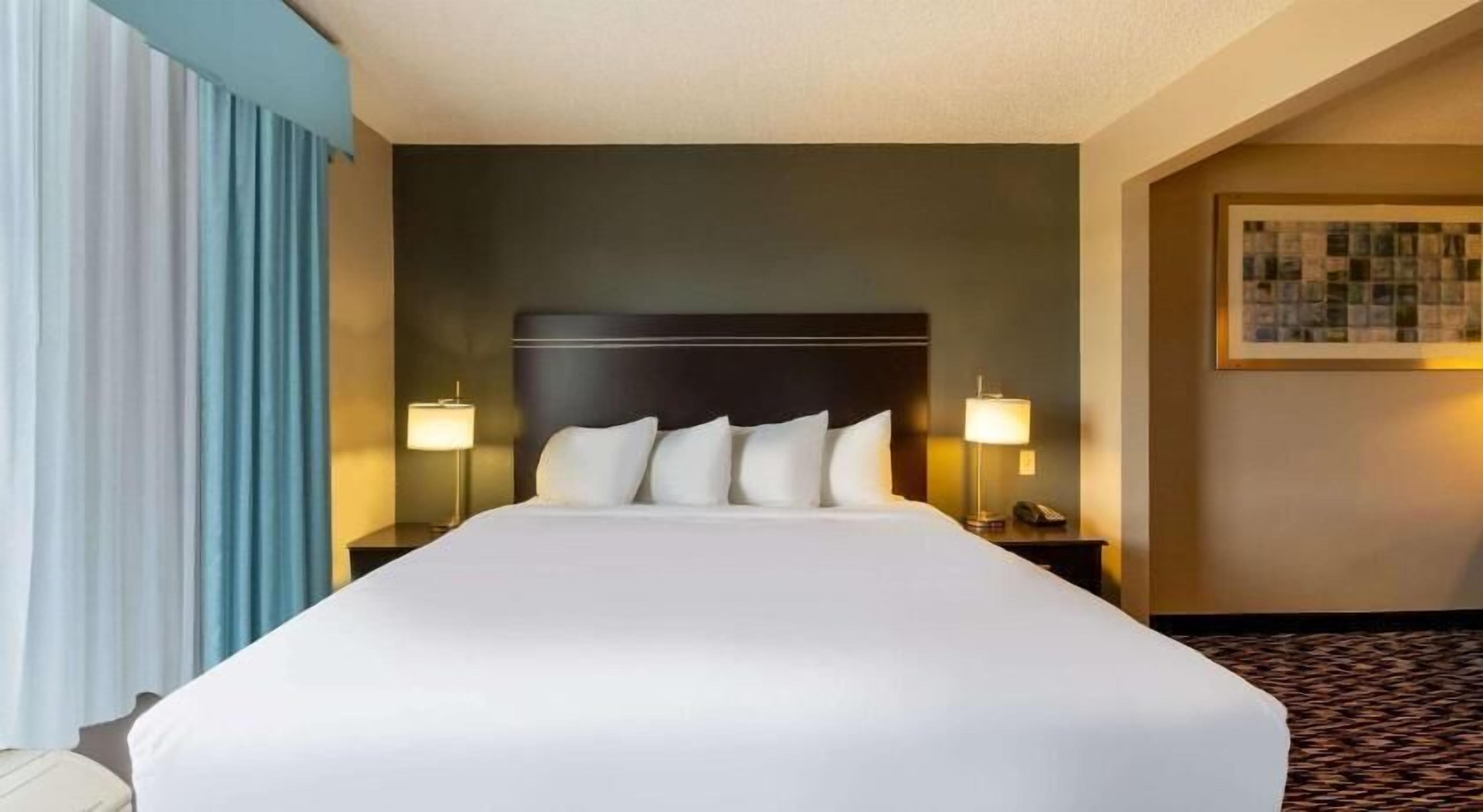 Edredões de penas, cofre no quarto, secretária 