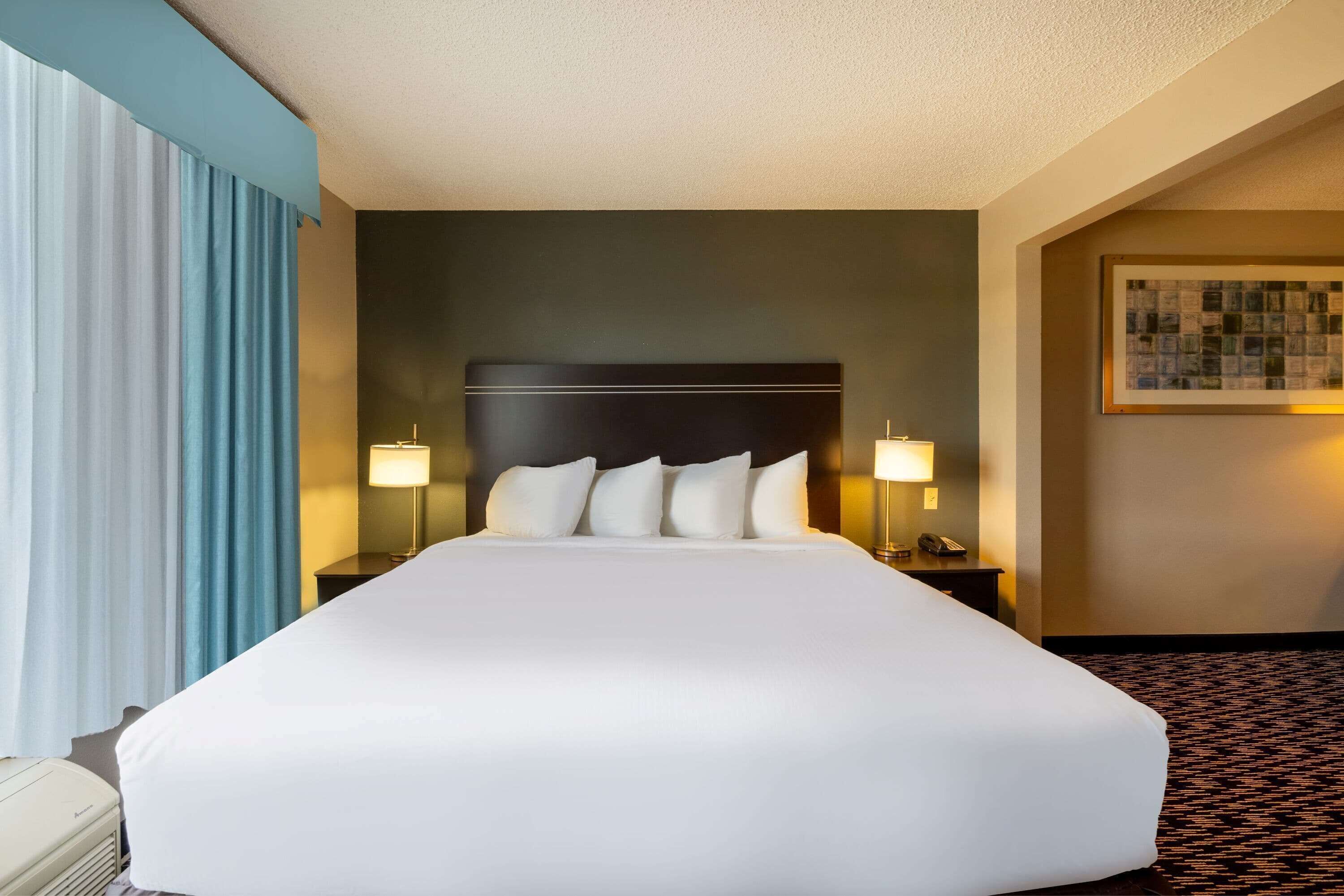 Edredões de penas, cofre no quarto, secretária 